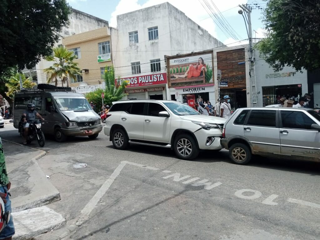 Engavetamento envolvendo quatro carros é registrado no Centro de ... Engavetamento envolvendo quatro carros é registrado no Centro de ...