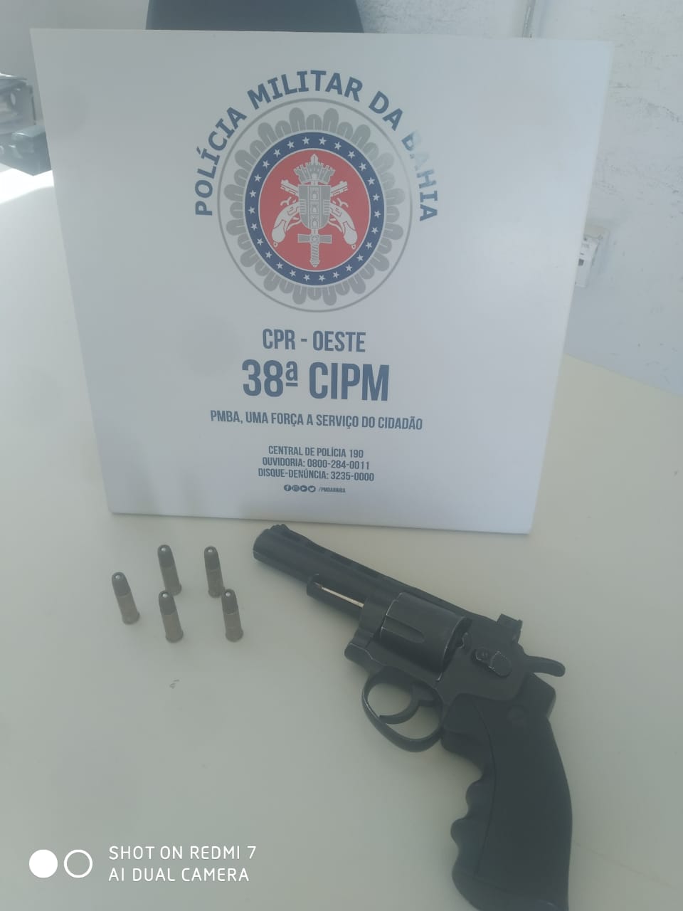 Simulacro de arma de fogo é aprendido com adolescente dentro de escola ...