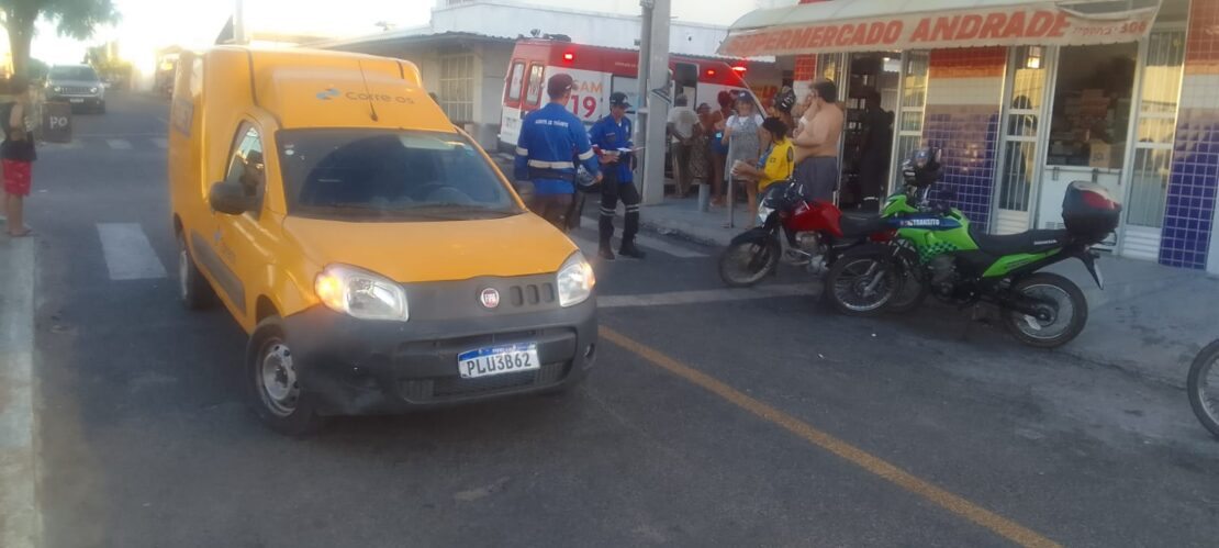 Acidente envolvendo carro dos Correios e moto deixa duas pessoas feridas em Guanambi - Folha do Vale