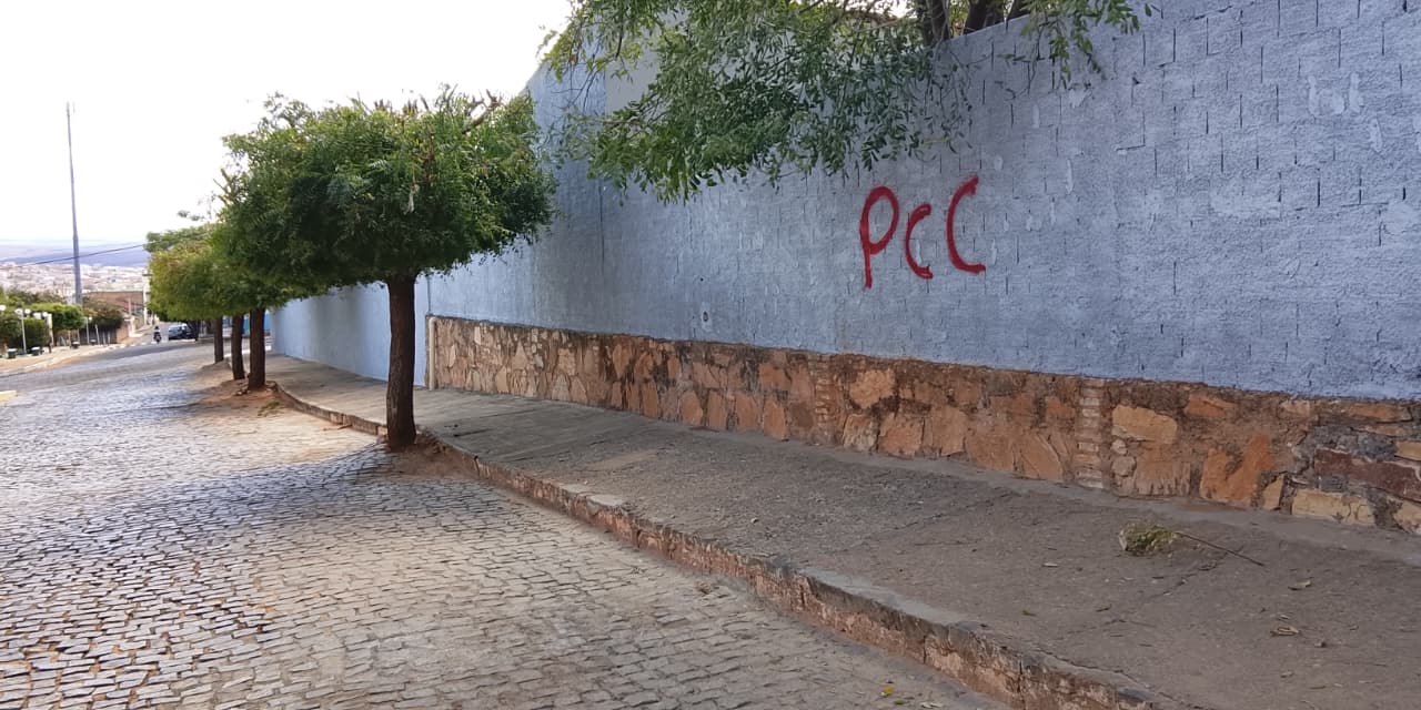 Muros são pichados com a sigla do PCC em Caetité - Folha do Vale